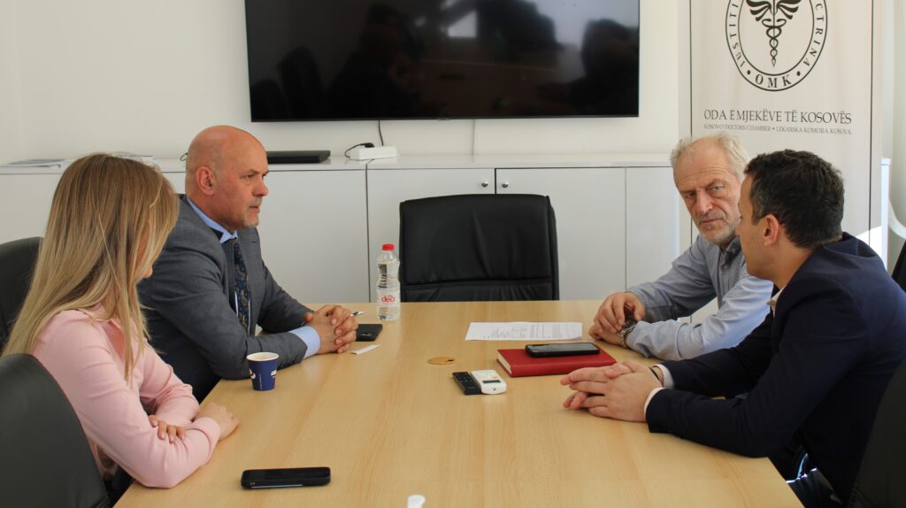 Kryetari i Odës së Mjekëve, Dr. Pleurat Sejdiu dhe nënkryetari Dr ...